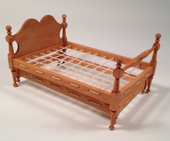 Colonial trundle rope bed