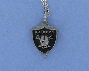 OAKLAND RAIDERS - Pewter Team Logo Pendant on a FREE Plated Chain