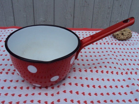 Pretty small saucepan enamel red white pea dating from the