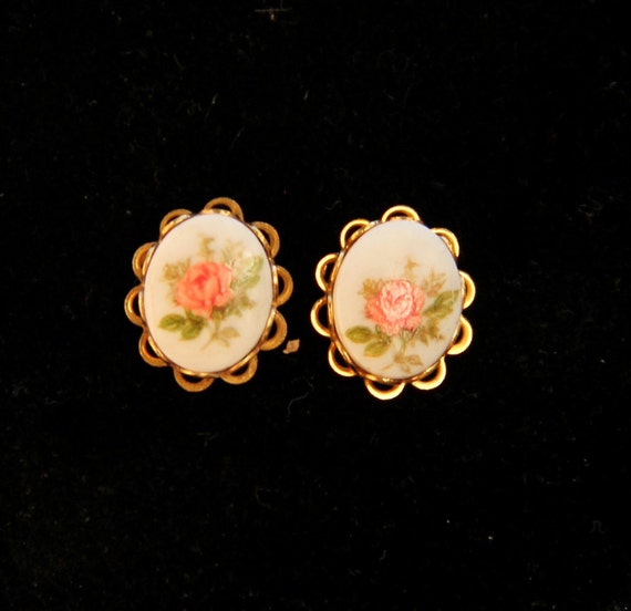Items similar to Beautiful Vintage Style Red Rose Cameo Stud Earrings ...