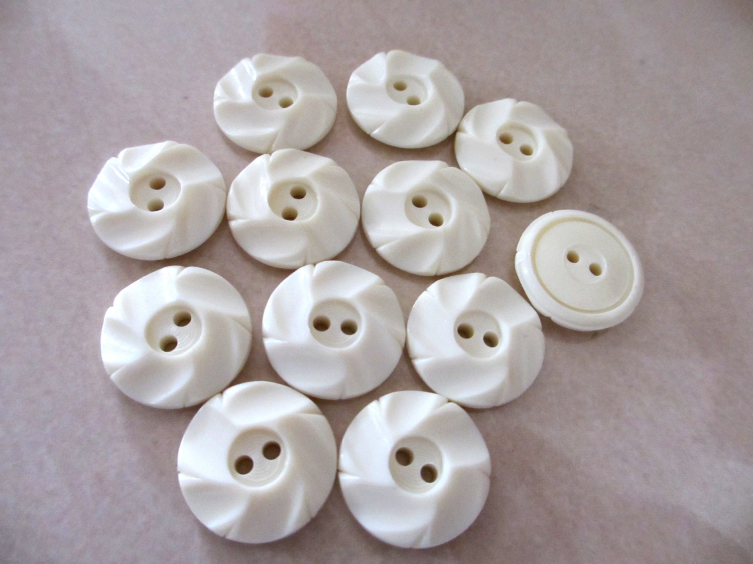 12 Vintage 18 mm Off White Flower Design 2 Hole Buttons – Haute Juice