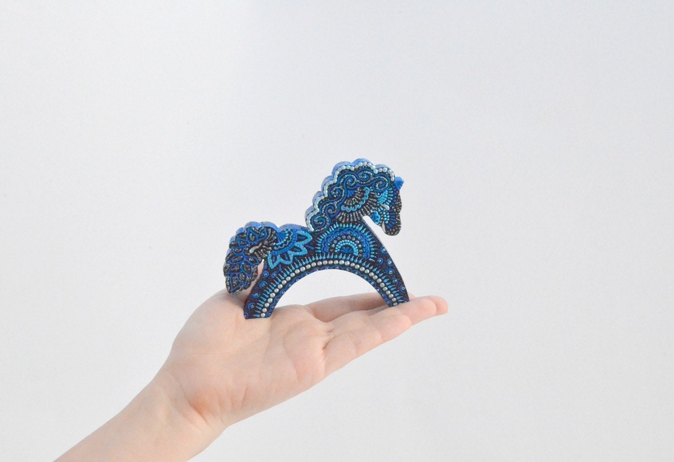 Blue horse figurine // Black, blue wooden figurine // Point to point ...