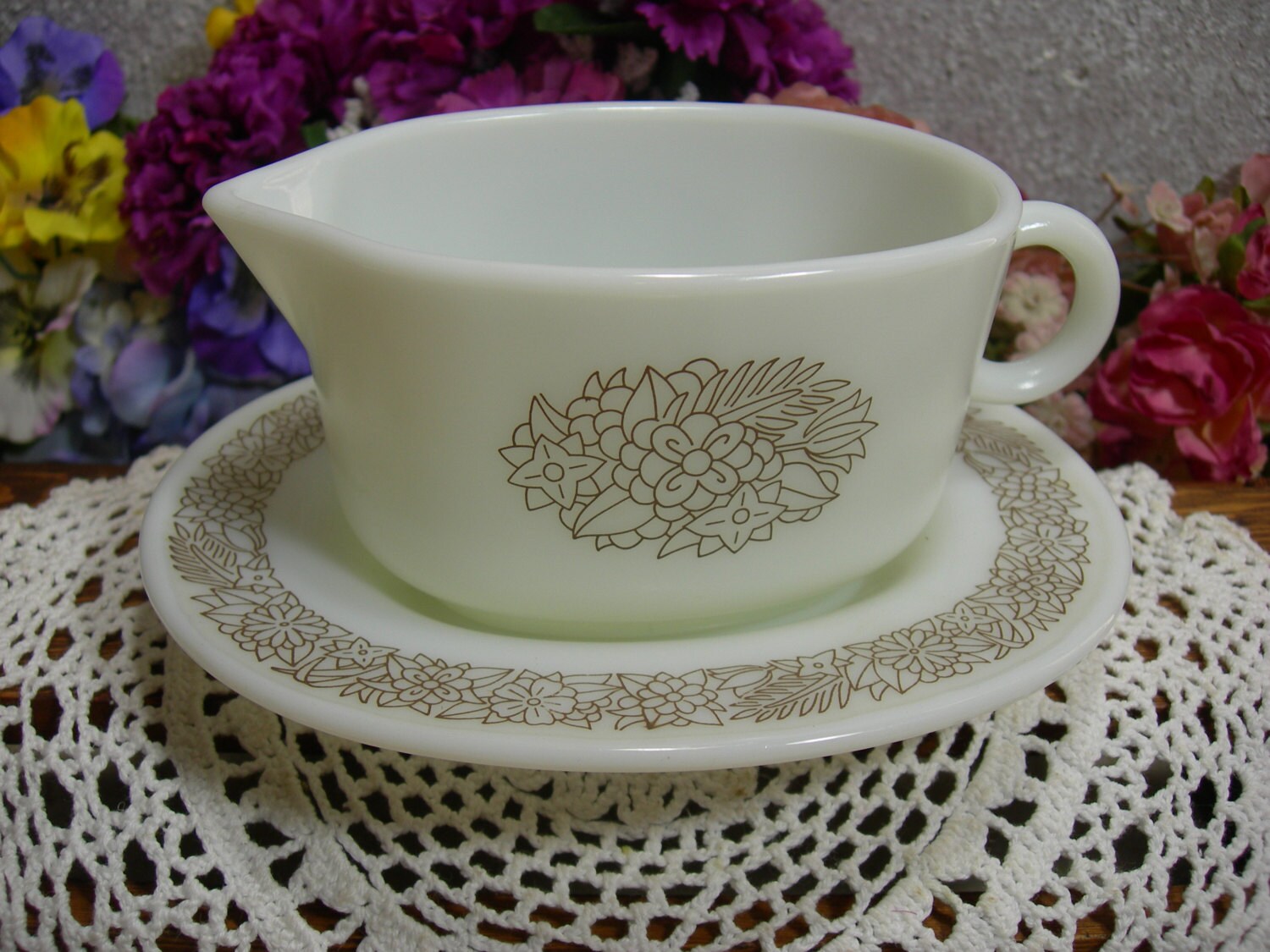 Pyrex Woodland Gravy Boat and Drip Plat #77-B and #77-U – Haute Juice