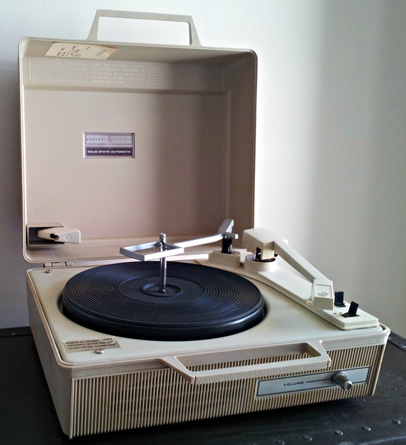 Vintage Portable GE Automatic Record Player with by DollFood
