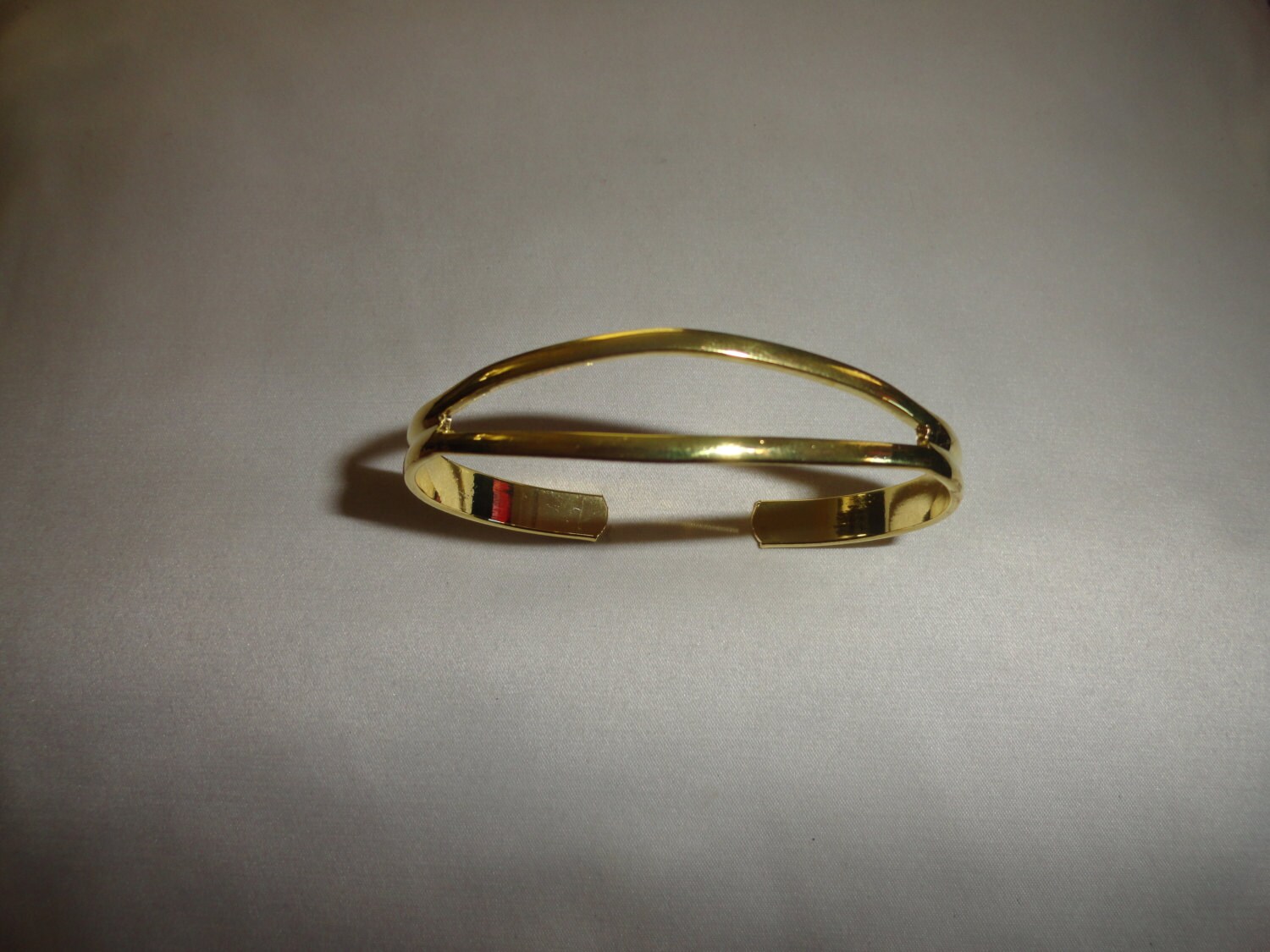 Vintage Unique Gold toned bracelet 7 inch around – Haute Juice