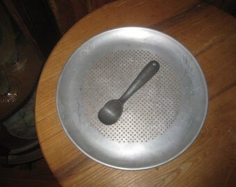 REMA Bakeware Pizza Crust Crisper Baking Pan & ROLDIP Ice Cream Scoop