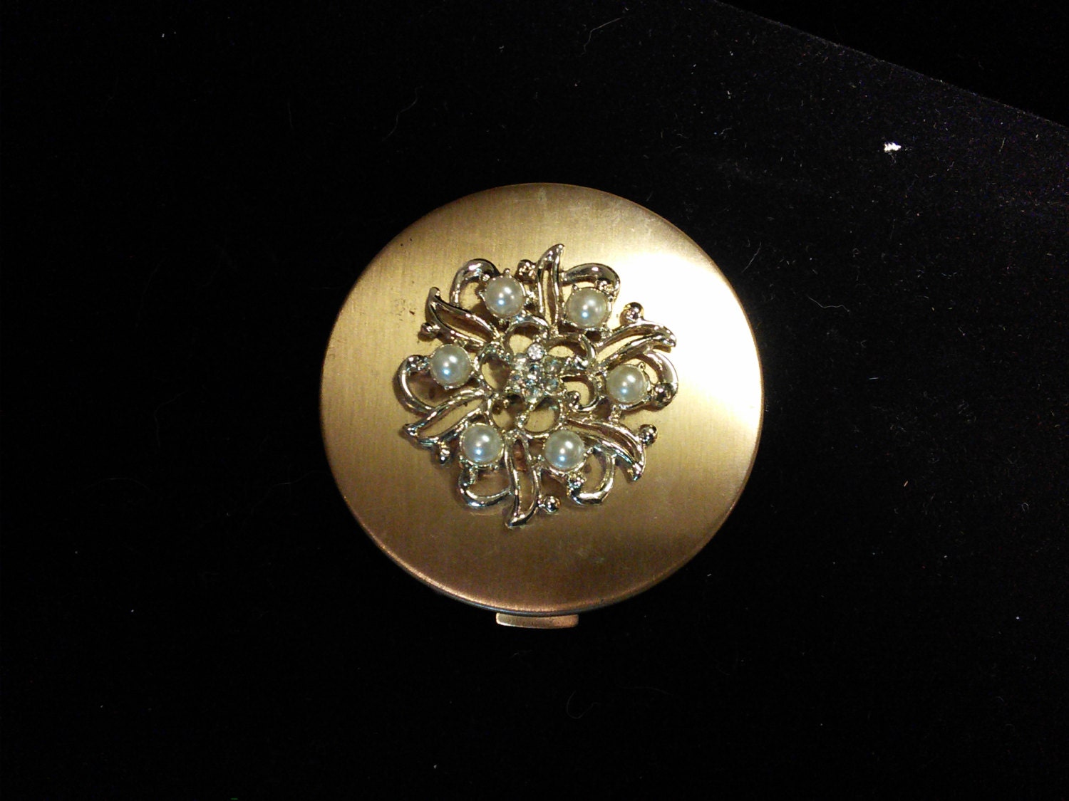 Volupté Round Gold Tone Compact with Powder – Haute Juice