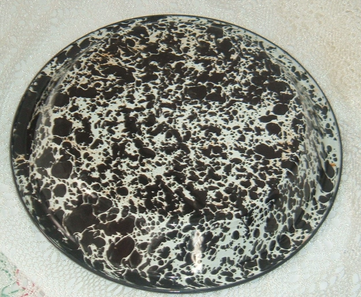 enamelware-pie-plate-retro-black-speckled-enamelware-pie