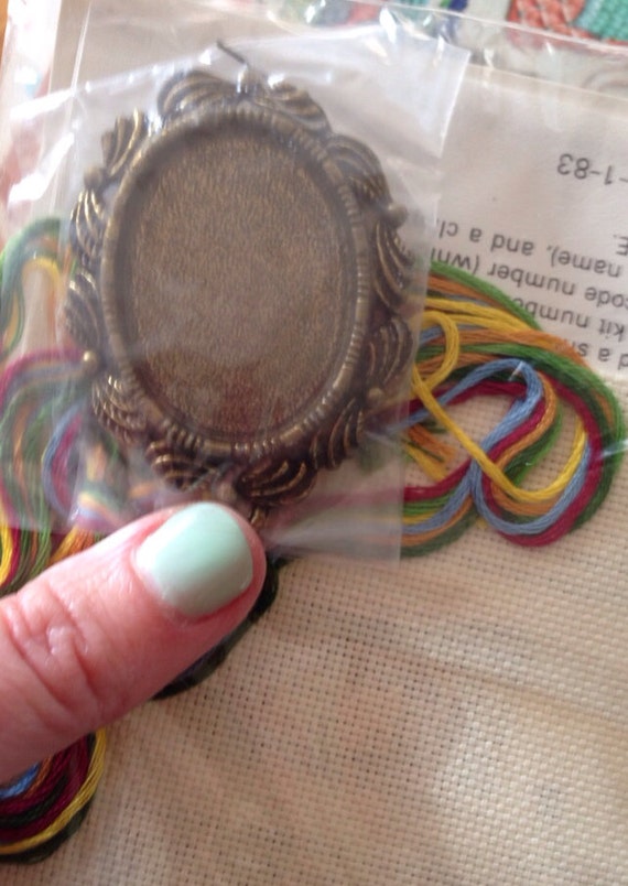 The creative Circle initial brooch 0779