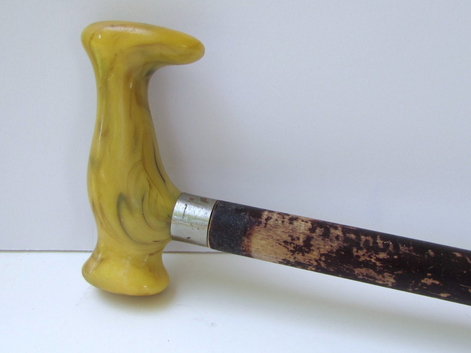 Vintage plastic handle walking cane. Bakelite? Lucite? Marbled golds ...