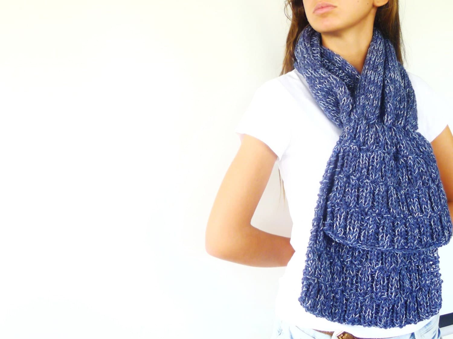 Bufanda con capucha azul hecha a mano. Cuello de punto para