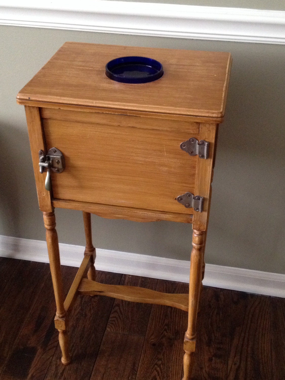 SALE! Gentleman’s Cigar Table – Haute Juice