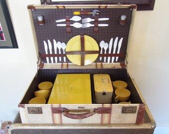 suitcase with picnic set / vintage suitcase with bakelite dishes 1940s ...