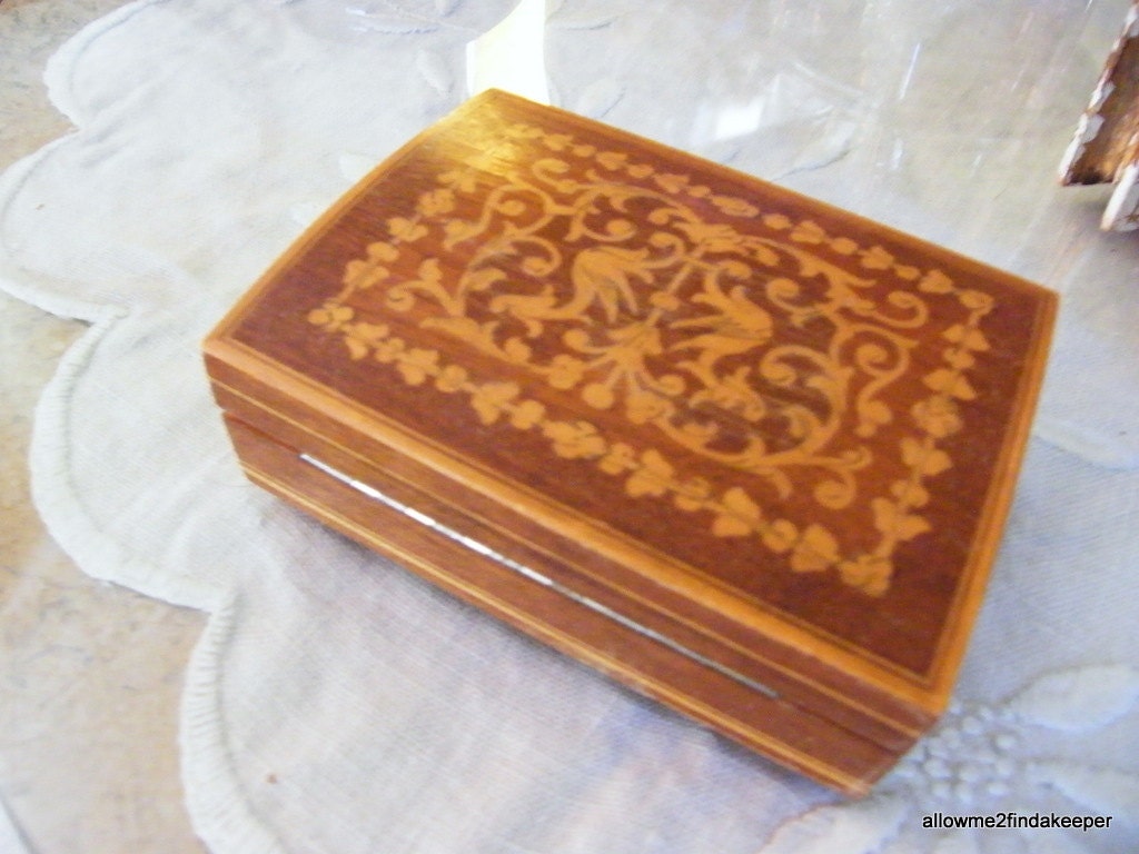 Vintage Maple wood box with intricate designs of dark and light veneers ...