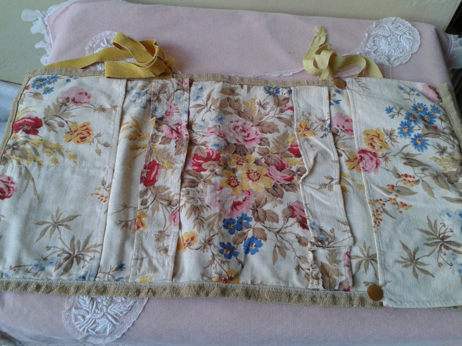 Ravishing old pouch in fleurie, handmade in the ‘1950s’ cotton.