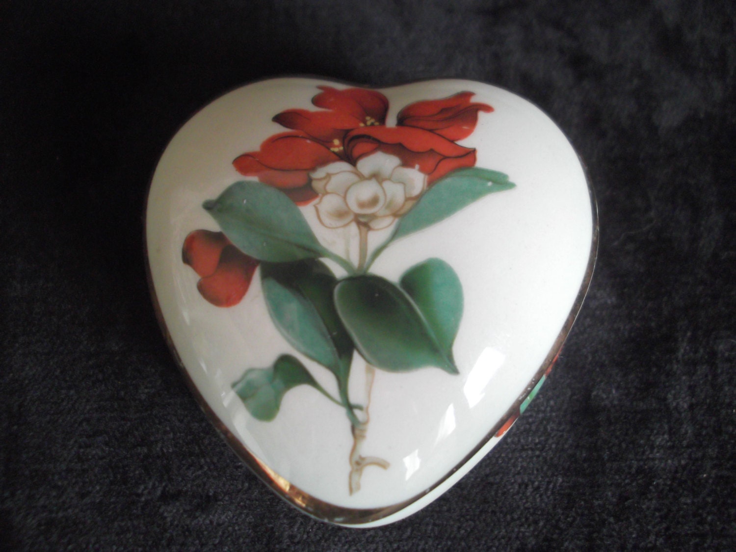 Palissy porcelain lidded Valentine’s Heart shaped trinket box with ...