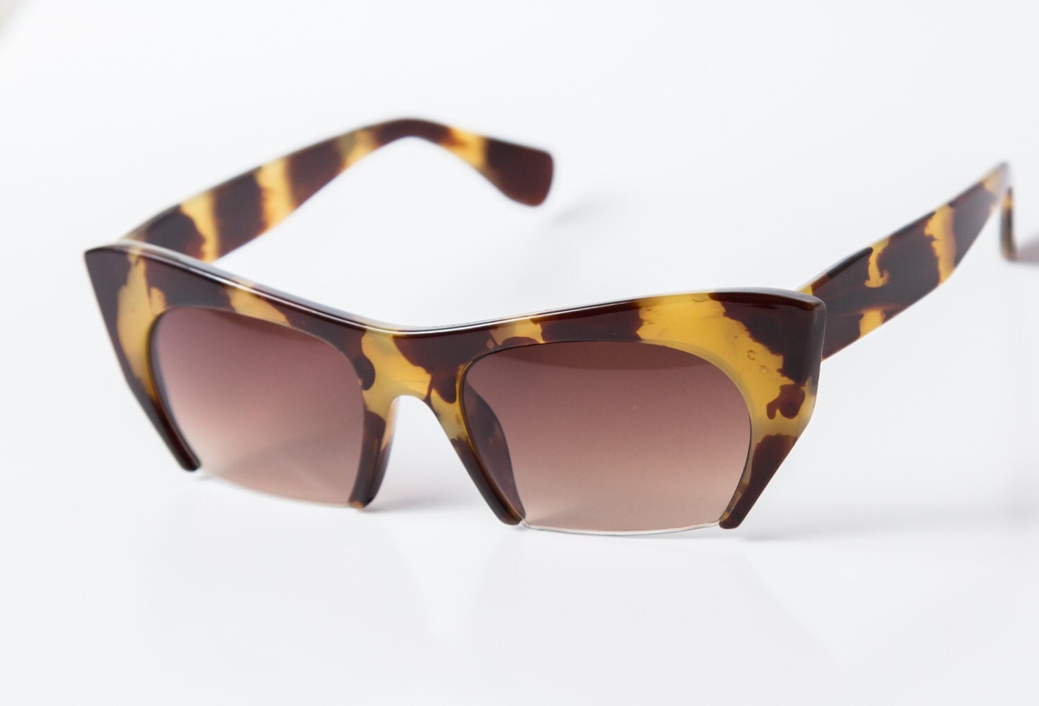 Vintage square sunglasses. Retro shape. Tortoise frame. – Haute Juice