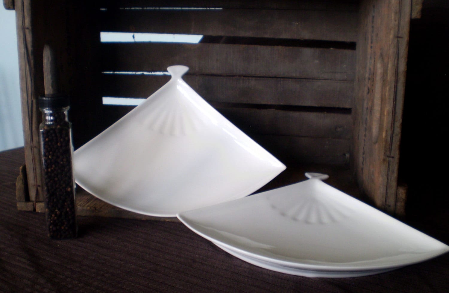White Fan Plates – Set of 2 – Haute Juice