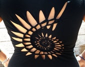 Ähnliche Artikel wie Hand geflochtenen Spirale Schnitt Shirt / / Tribal ...