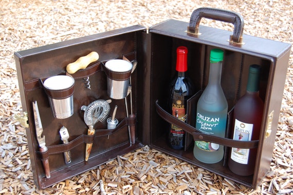 Vintage Portable Liquor Or Wine Case With by PickersWarehouse