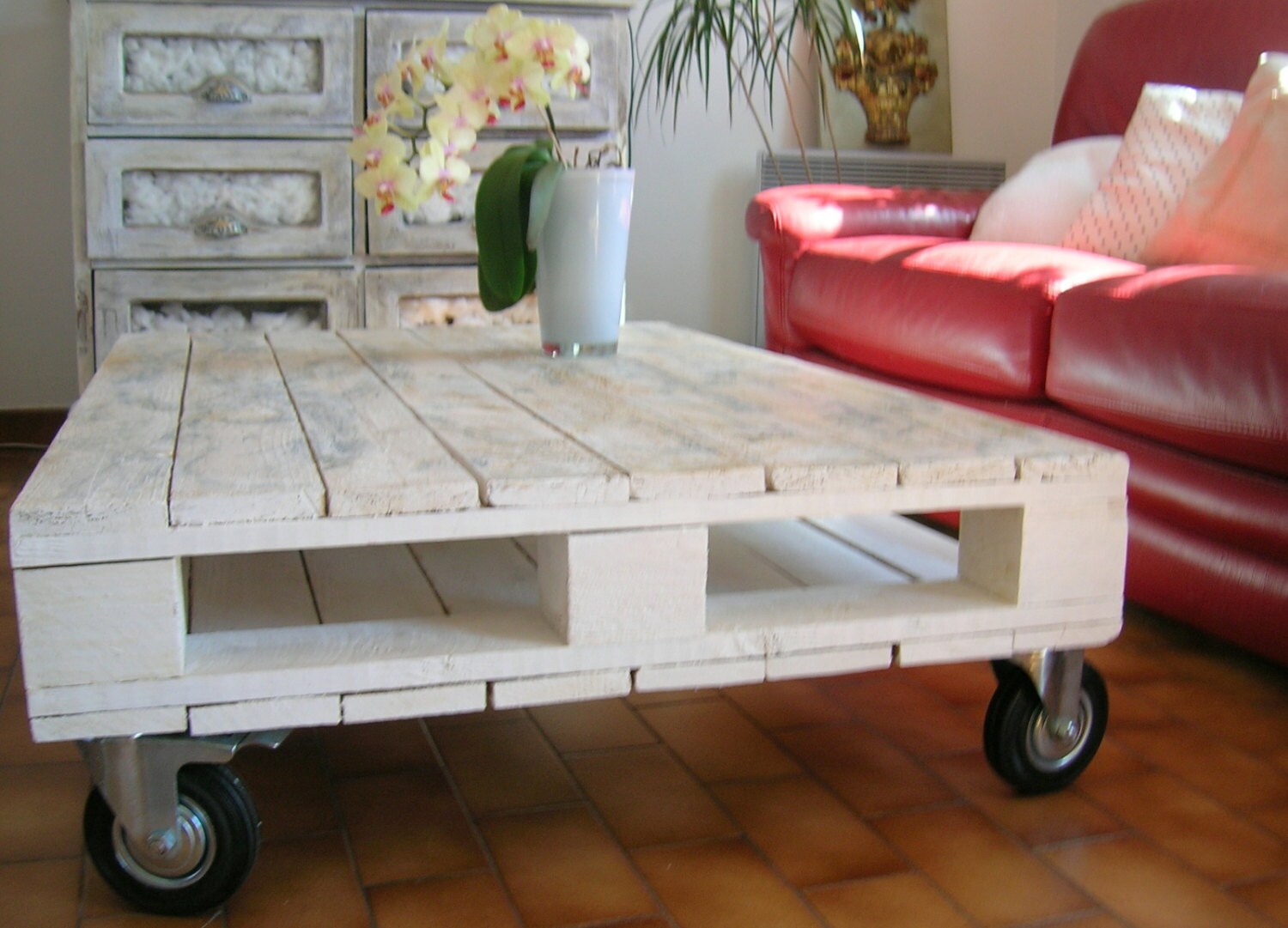 Table palette blanche en bois peinte et patinée