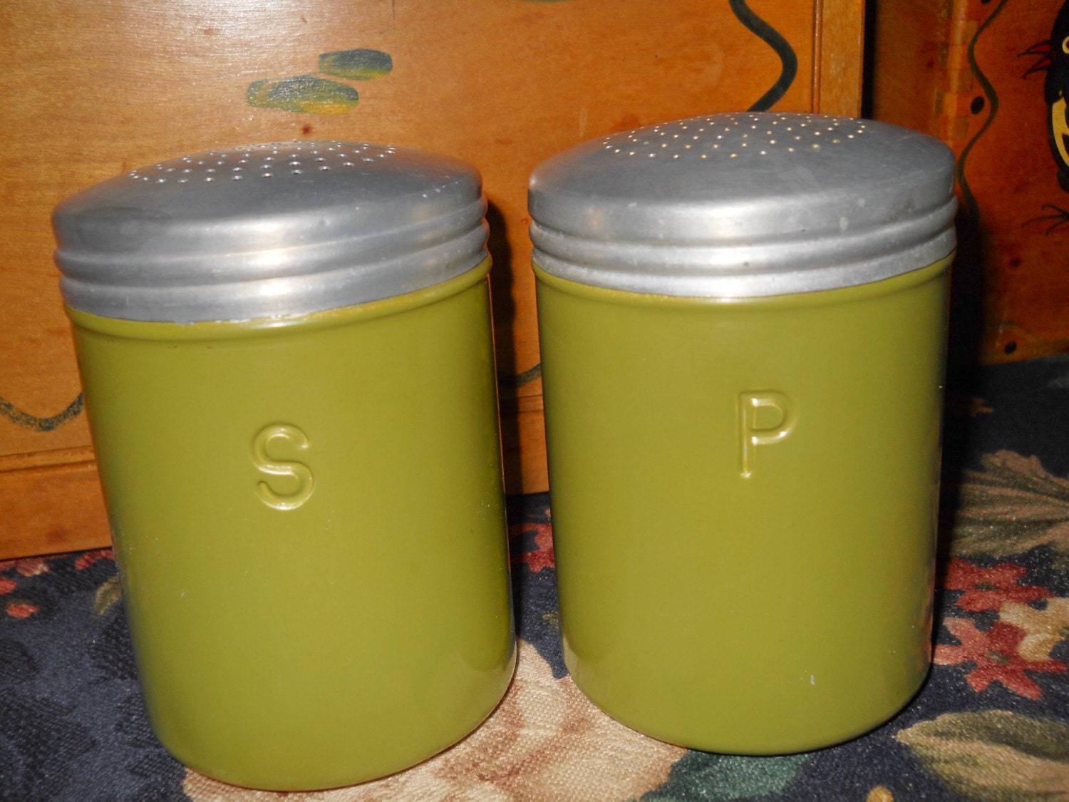 AVOCADO GREEN 50s 60s Vintage Large Salt and Pepper Shakers – Haute Juice