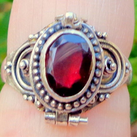 Sz 6 Vintage Garnet Poison RingBlood Red StoneMedieval