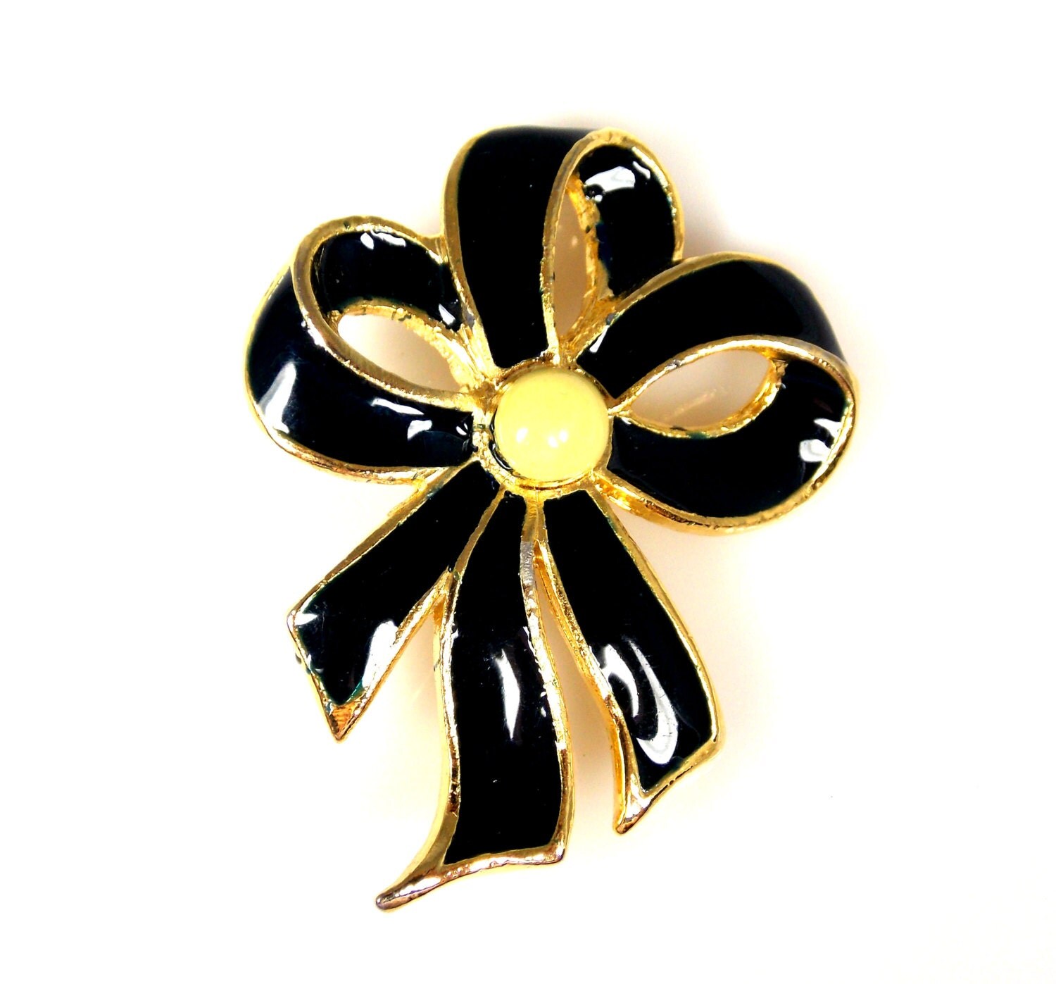 bow brooch | thefashiondenblog