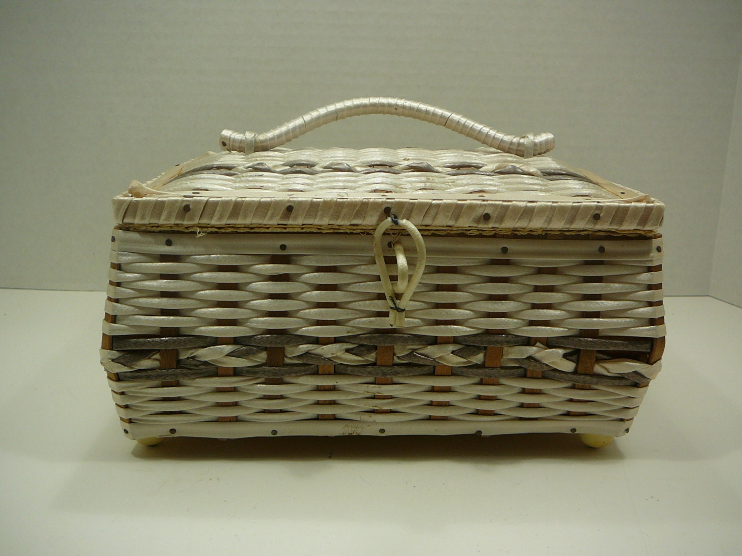 Vintage Sewing Basket full of Sewing Goodies, 1950s-1960s – Haute Juice
