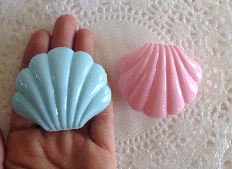 24 Small Plastic Sea Shell Clam Shells Favor Containers for