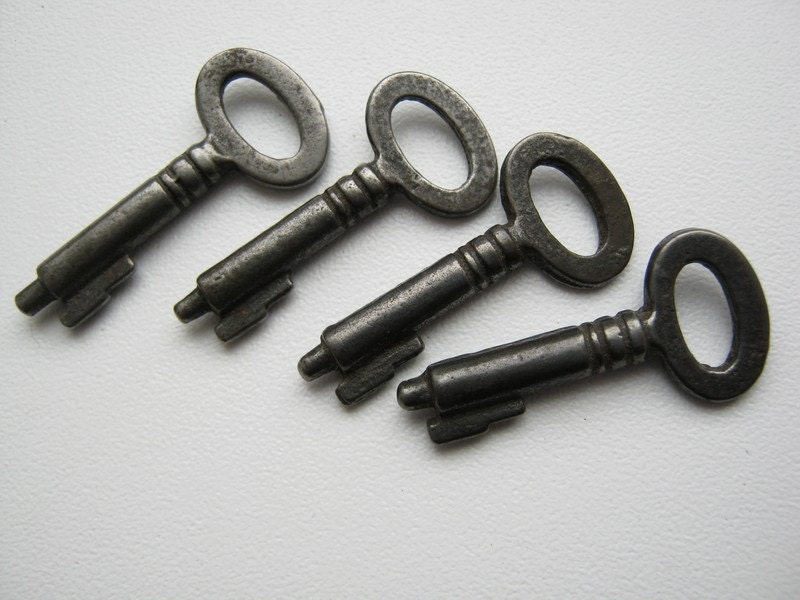 Set of 4 pcs very small beautiful adorable vintage metal keys – Haute Juice