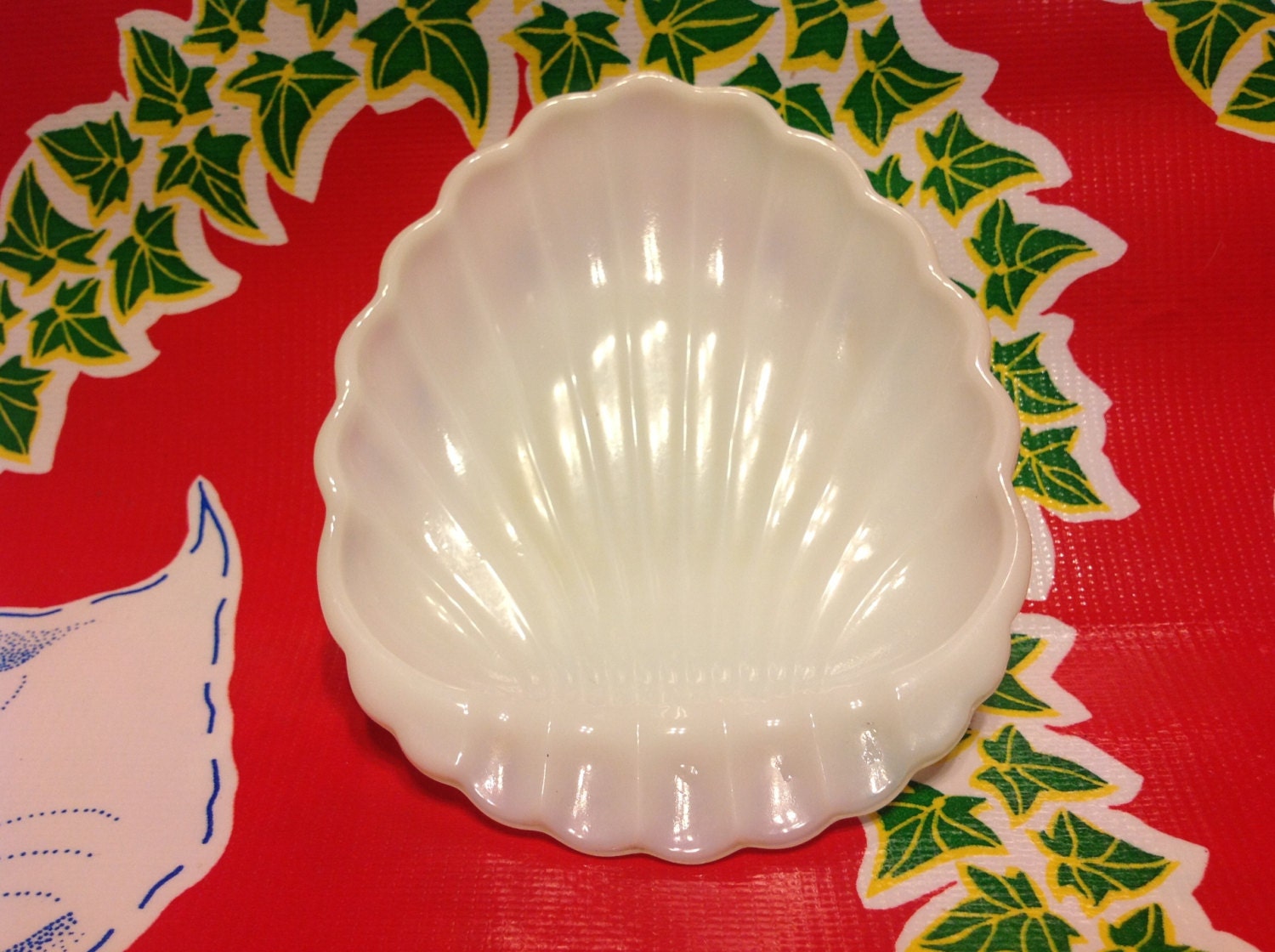Vintage milk glass shell design soap/ jewelry dish/ ashtray – Haute Juice