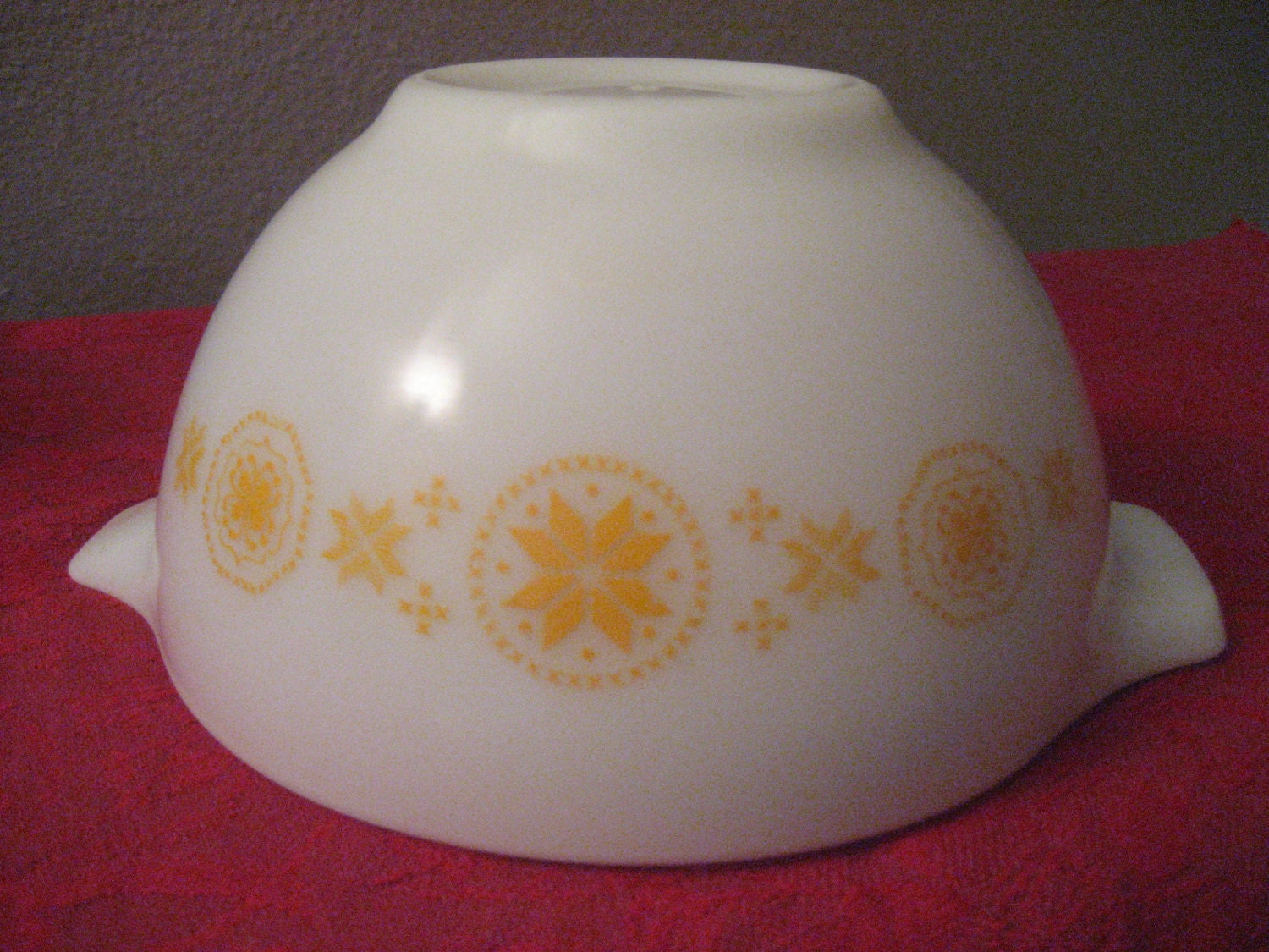 Vintage Pyrex Cinderella Bowl. Gold Medallion pattern. – Haute Juice