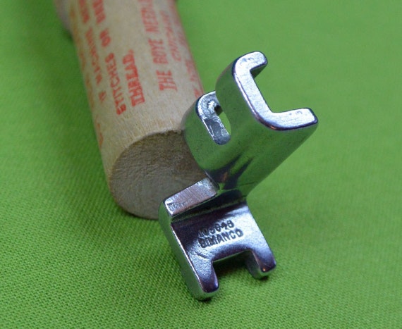 Vintage Singer Button Foot / Singer 189648 / Simanco Low Shank