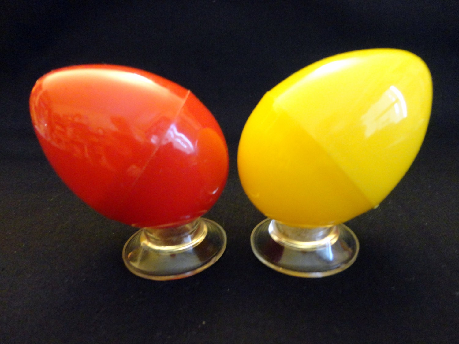 VINTAGE egg Salt & Pepper Shakers 1950s Set of 2 Eggs, one yellow and ...
