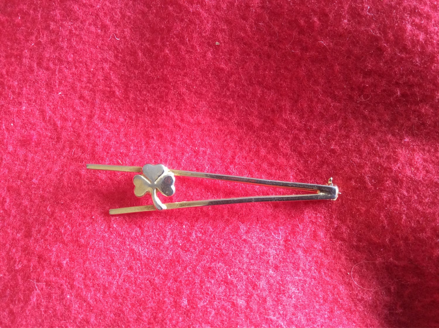 Vintage gold tone metal shamrock brooch/tie pin – c1980s – Haute Juice