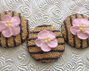 Items similar to Royal Icing Flowers in Ivory- 3/4 inch flowers with ...