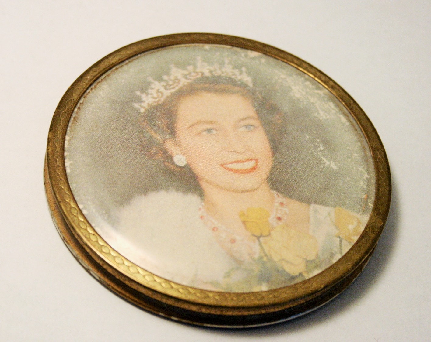 Vintage compact. Queen Elizabeth II compact. Powder compact – Haute Juice