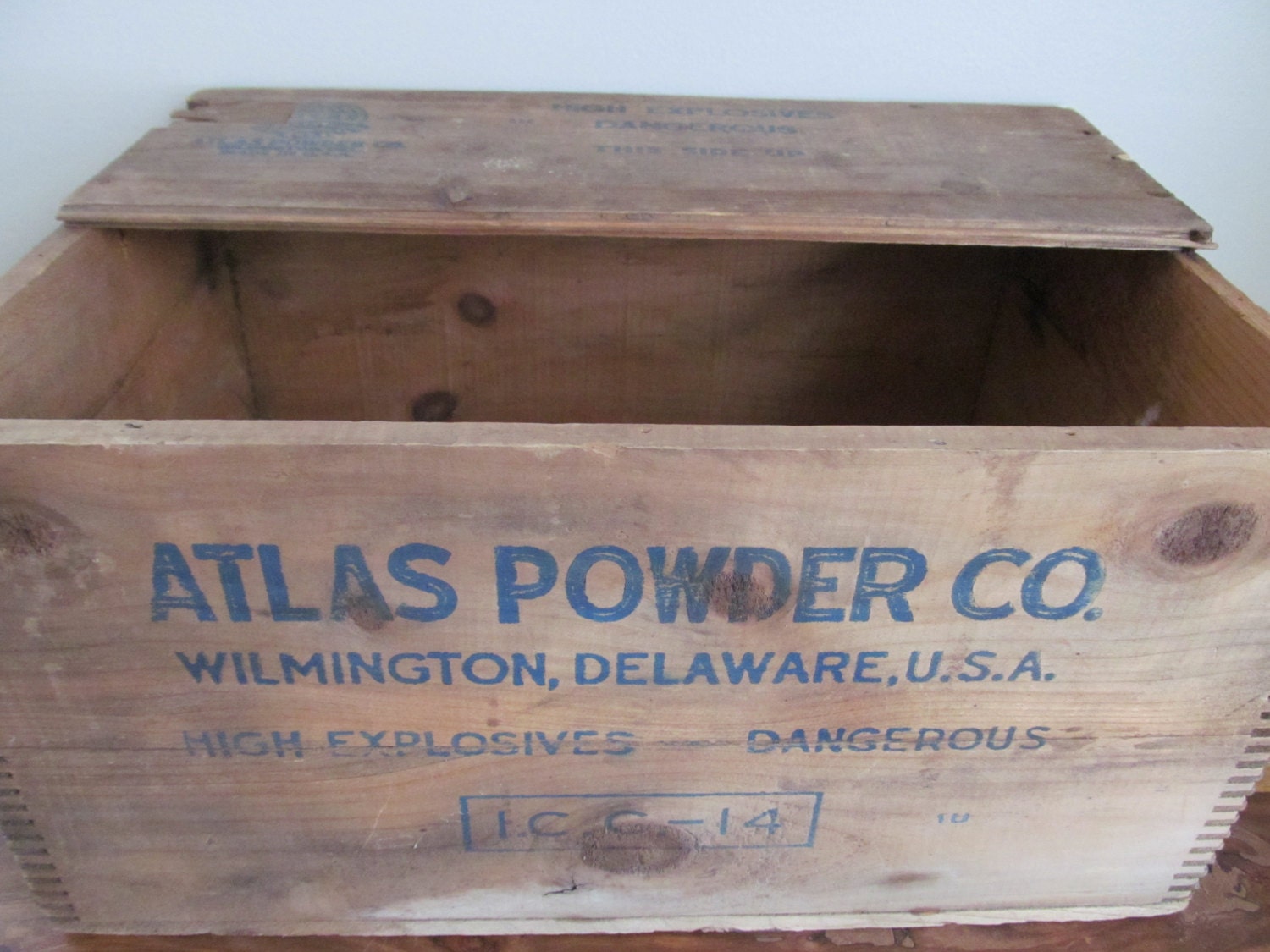 Vintage Atlas Powder Company Co Dove-Tailed Wooden Crate – Haute Juice