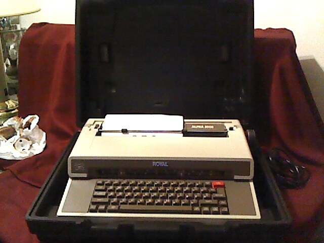 Portable electric typewriter with case – oldschooltypers