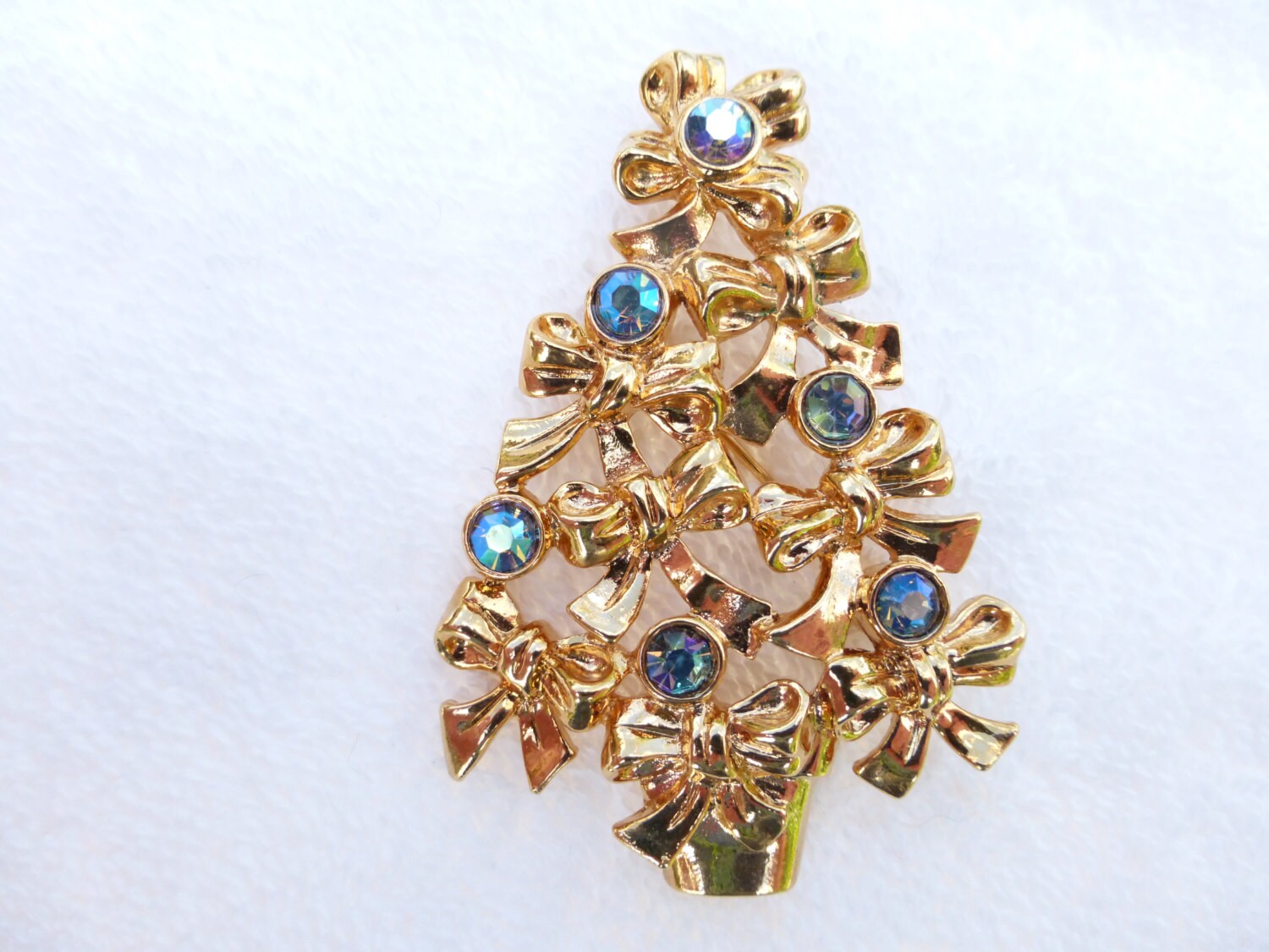 AVON Christmas Tree brooch made of gold tone bows and aurora borealis ...