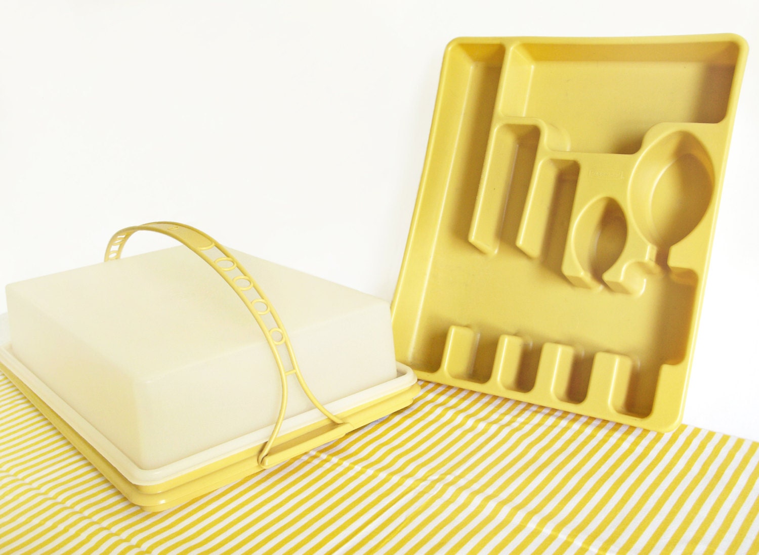 Set – Mustard Yellow Tupperware Flat Cake Saver & Rubbermaid Drawer ...