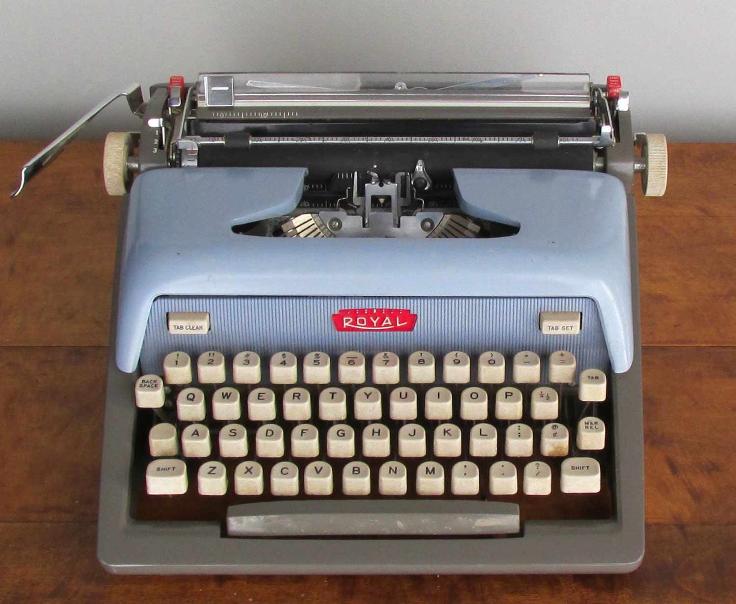 vintage typewriter – Royal – mid-century – oldschooltypers