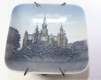 SALE Anne C. Ross fused glass plate with apples decor.
