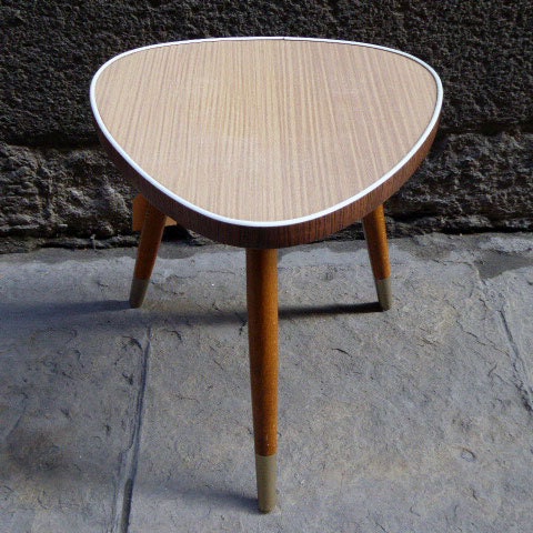 Vintage small triangular table from the fifties – Haute Juice