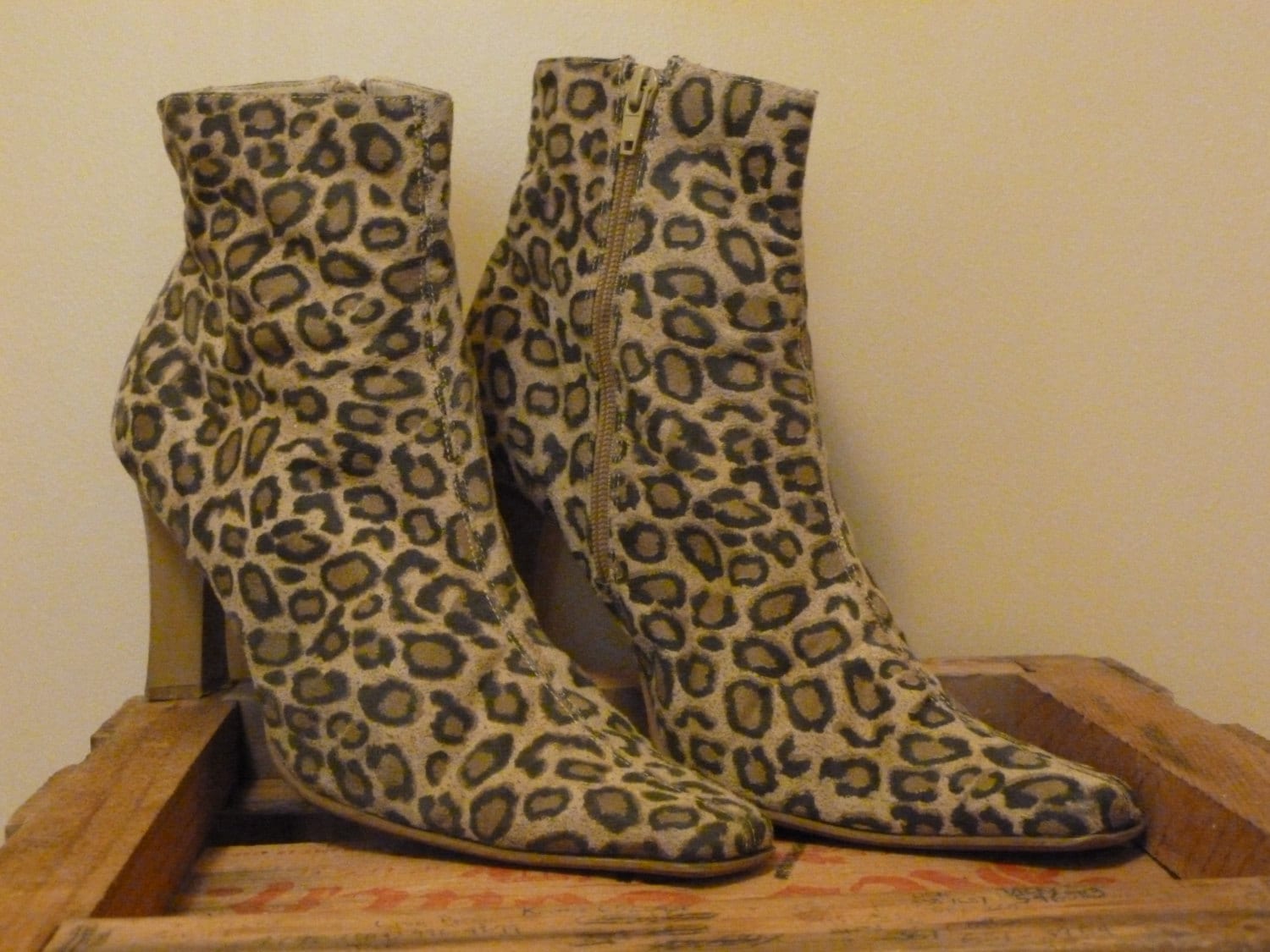 vintage 80s/90s leopard print ankle booties – us size 7.5 heeled boots