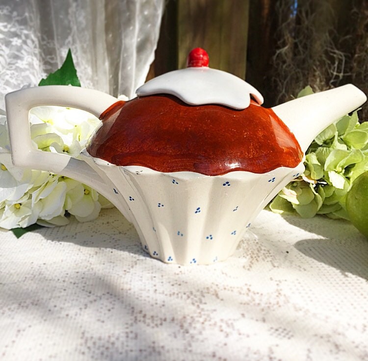 Cupcake Teapot, dessert, Swineside England, cherry, cake, tea, kitsch ...