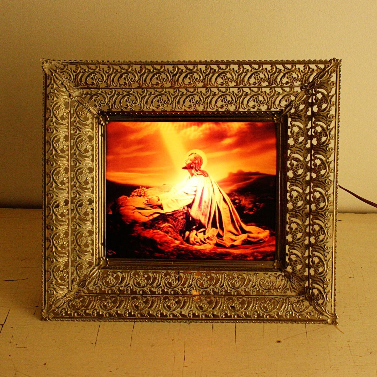 Vintage Jesus picture lighted Jesus praying ornate frame