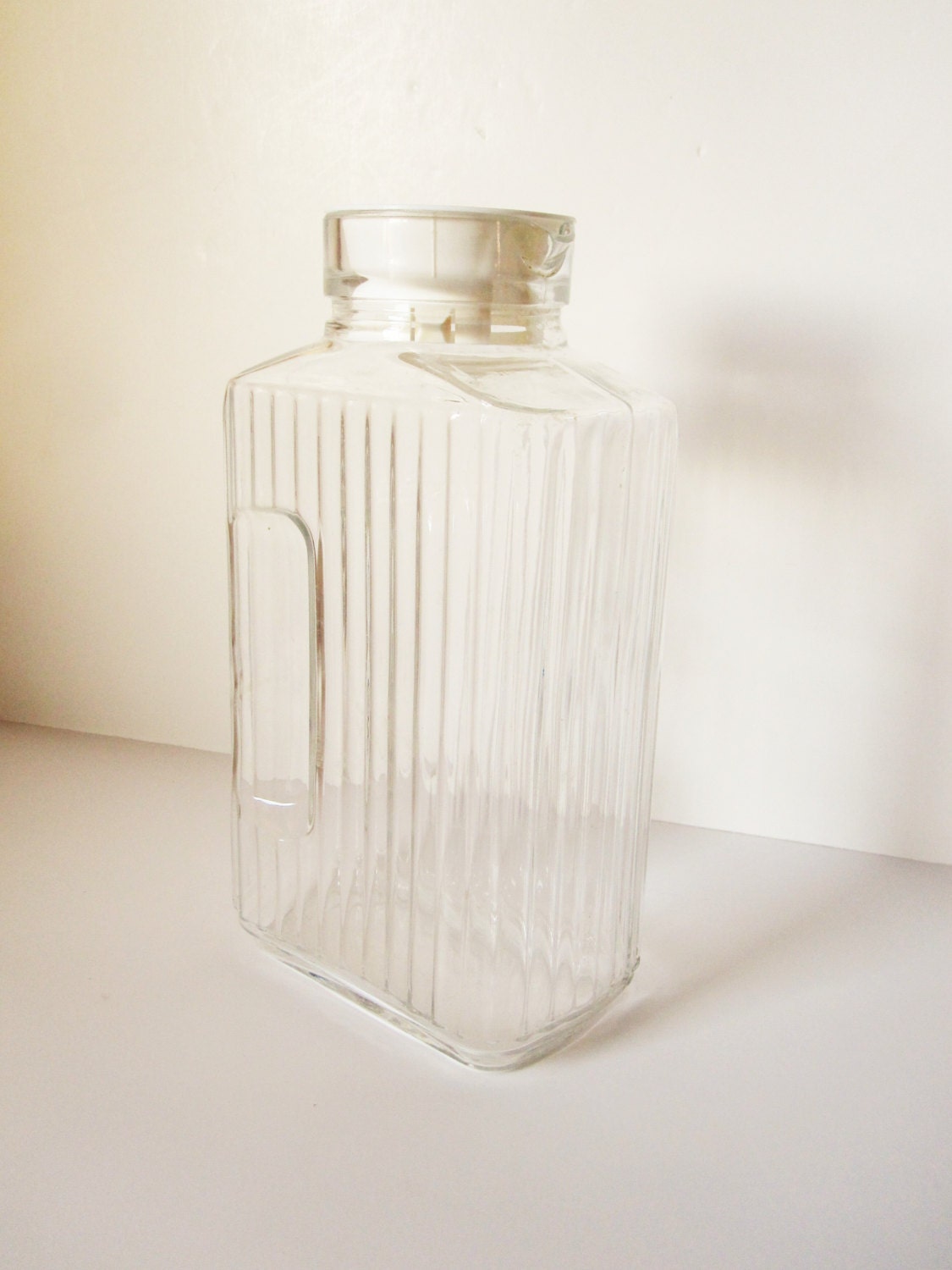 ARC France Clear Glass Water or Juice Pitcher With White Stopper – Tall ...