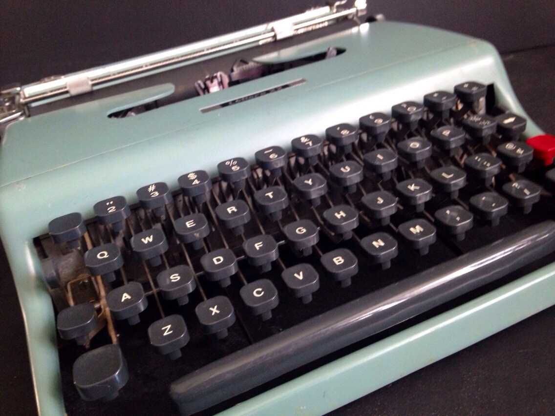 1950’s Olivetti Lettera 22 Mint Green Typewriter, Vintage Typewriter ...